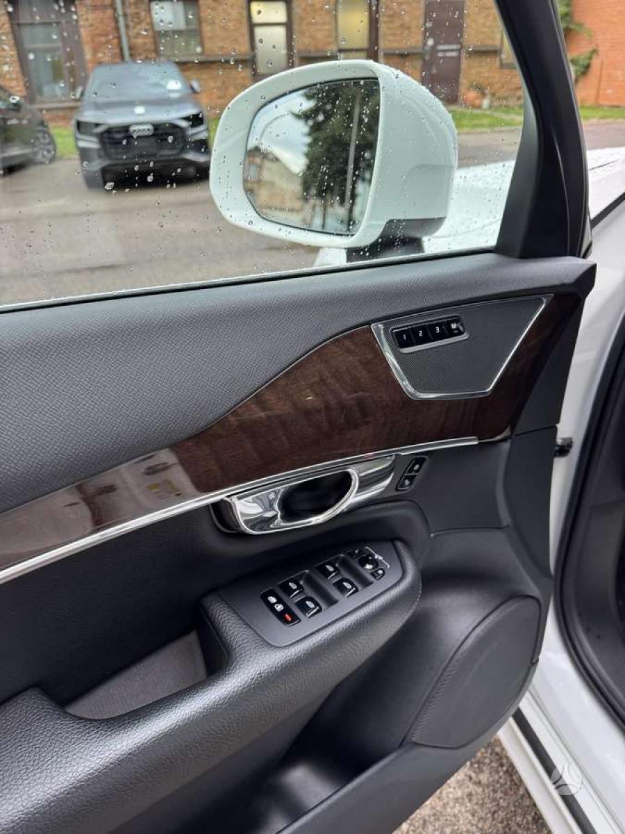 White Volvo XC90 2016 in Kaunas, with an engine capacity of 1.97 L and mileage of 150 thousand km for 18500 €, photo 8 on AUTOMOTO.COM.LV