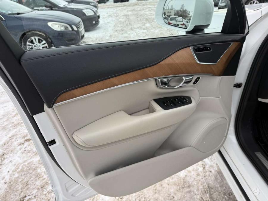 White Volvo XC90 2017 in Utena, with an engine capacity of 1.97 L and mileage of 296 thousand km for 14700 €, photo 19 on AUTOMOTO.COM.LV
