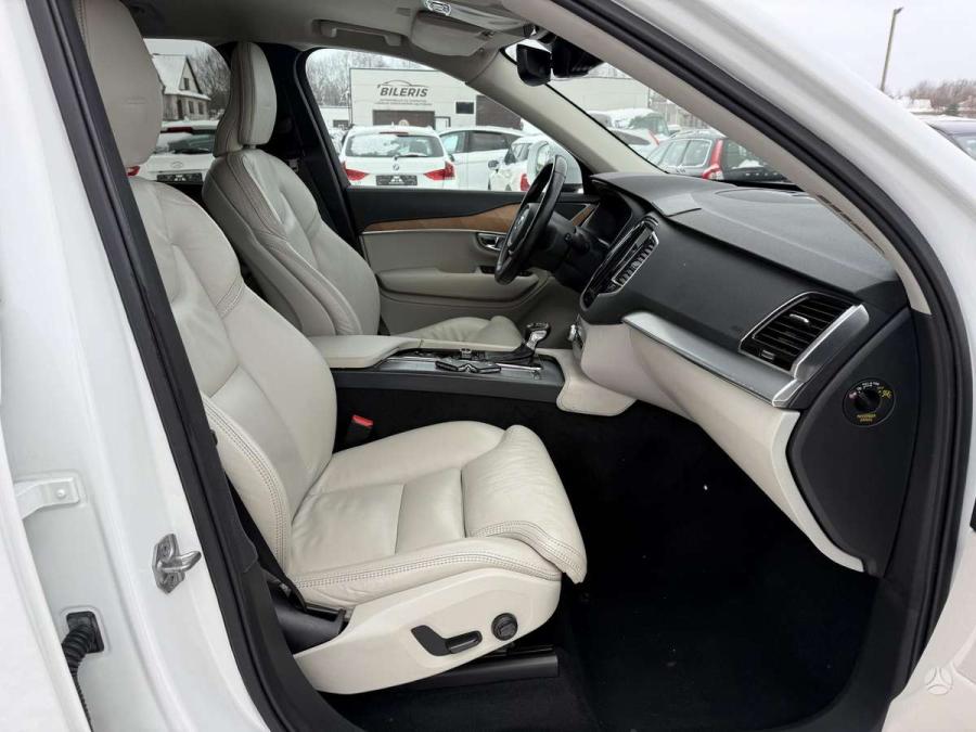 White Volvo XC90 2017 in Utena, with an engine capacity of 1.97 L and mileage of 296 thousand km for 14700 €, photo 22 on AUTOMOTO.COM.LV