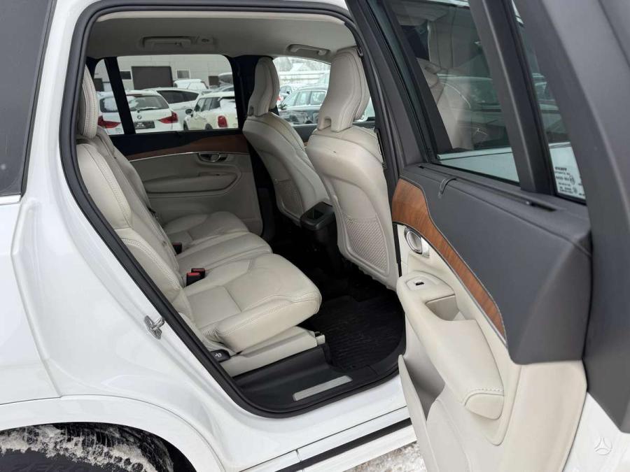 White Volvo XC90 2017 in Utena, with an engine capacity of 1.97 L and mileage of 296 thousand km for 14700 €, photo 25 on AUTOMOTO.COM.LV