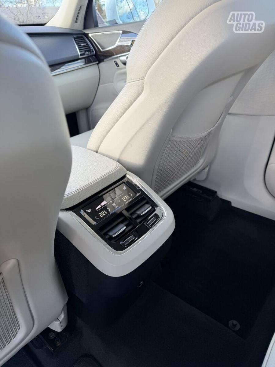White Volvo XC90 2017 in Kaunas, with an engine capacity of 2.00 L and mileage of 145 thousand km for 22500 €, photo 15 on AUTOMOTO.COM.LV