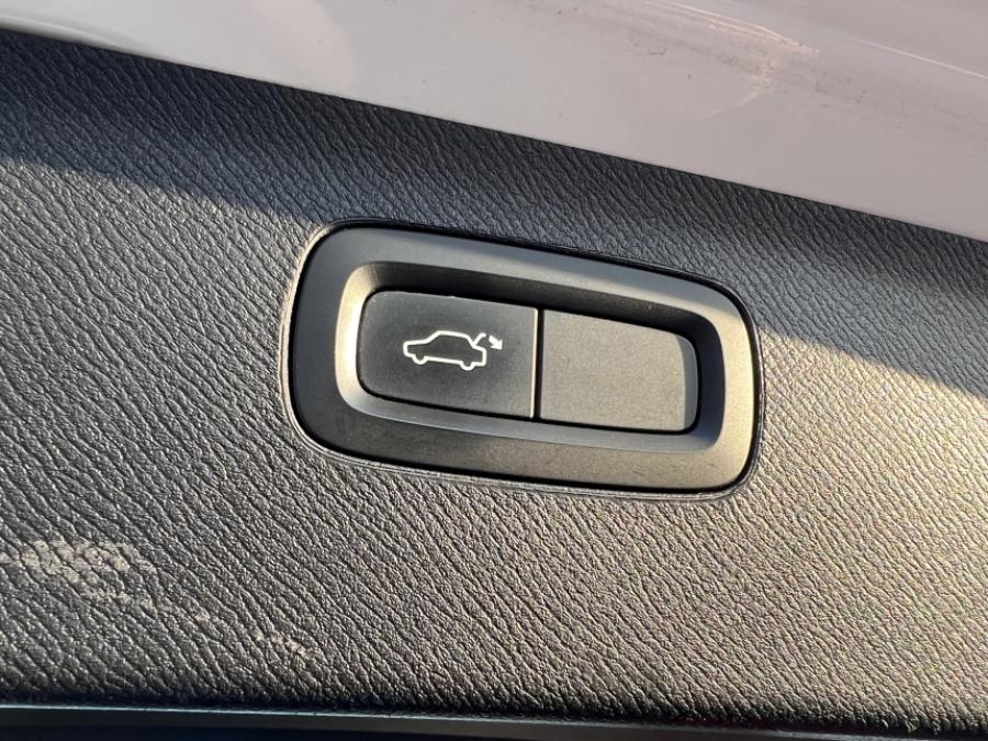 Balts Volvo XC90 2017 Rīga, ar dzinēja tilpumu 2.00 L un nobraukumu 229 tūkst. km par 19999 €, foto 10 vietnē AUTOMOTO.COM.LV
