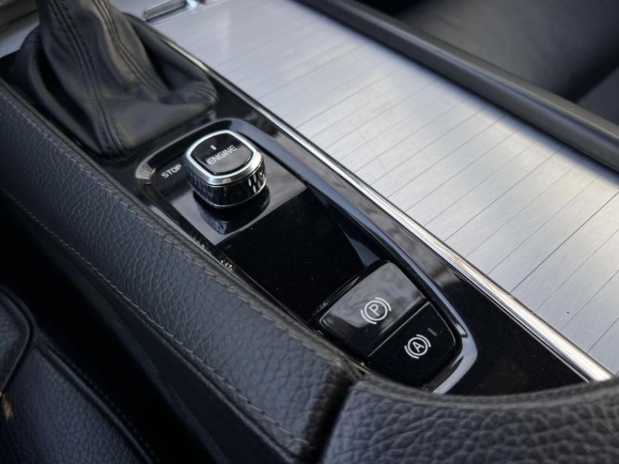 Balts Volvo XC90 2017 Rīga, ar dzinēja tilpumu 2.00 L un nobraukumu 229 tūkst. km par 19999 €, foto 24 vietnē AUTOMOTO.COM.LV