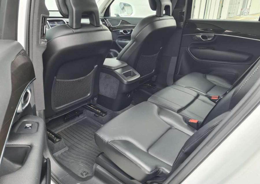 White Volvo XC90 2018 in Vilnius, with an engine capacity of 1.97 L and mileage of 110 thousand km for 25500 €, photo 18 on AUTOMOTO.COM.LV