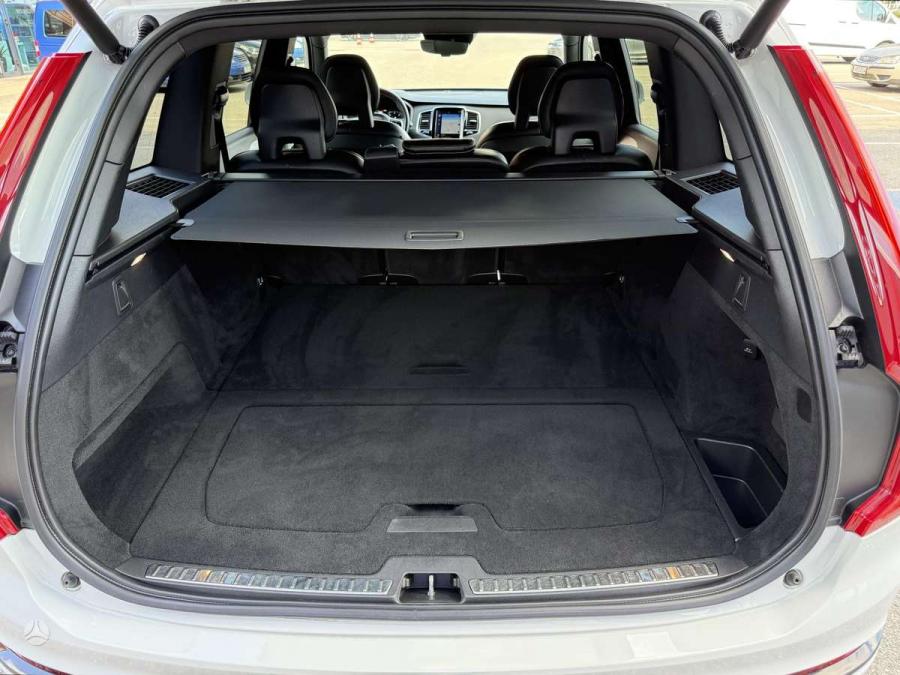 White Volvo XC90 2018 in Kaunas, with an engine capacity of 1.97 L and mileage of 207 thousand km for 22490 €, photo 31 on AUTOMOTO.COM.LV