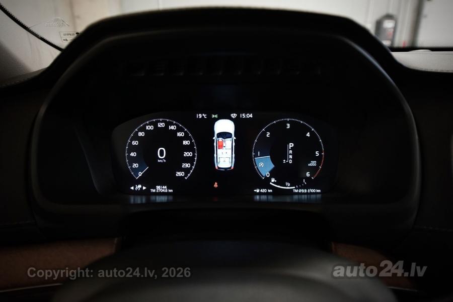 White Volvo XC90 2018 in Tallinn, with an engine capacity of 2.00 L and mileage of 98 thousand km for 29990 €, photo 17 on AUTOMOTO.COM.LV