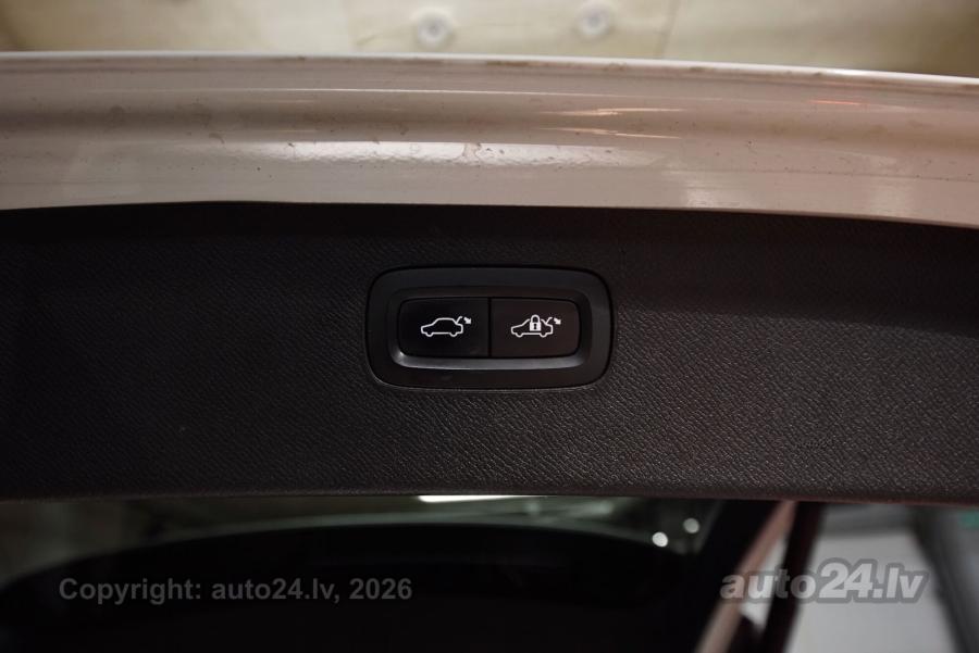 White Volvo XC90 2018 in Tallinn, with an engine capacity of 2.00 L and mileage of 98 thousand km for 29990 €, photo 27 on AUTOMOTO.COM.LV
