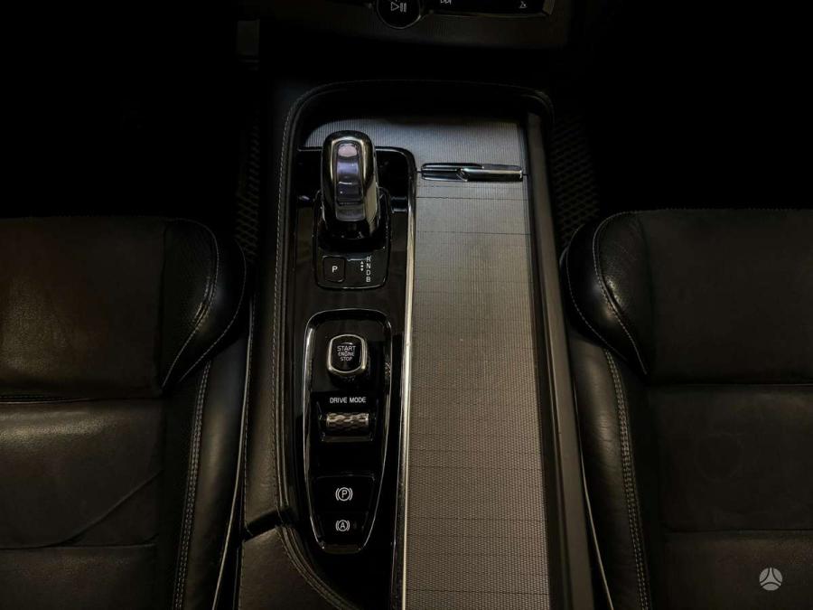 White Volvo XC90 2018 in Vilnius, with an engine capacity of 1.97 L and mileage of 289 thousand km for 22990 €, photo 22 on AUTOMOTO.COM.LV