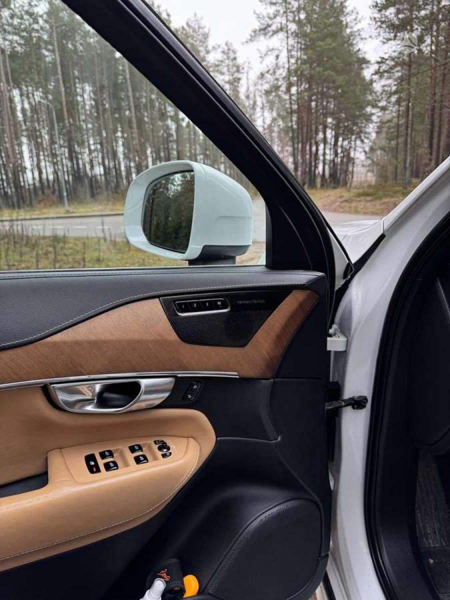 White Volvo XC90 2019 in Vilnius, with an engine capacity of 1.97 L and mileage of 105 thousand km for 28900 €, photo 8 on AUTOMOTO.COM.LV