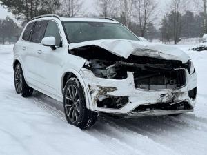 White Volvo XC90 2019 in Ukmerge, with an engine capacity of 1.97 L and mileage of 124 thousand km for 9300 €, photo 3 on AUTOMOTO.COM.LV