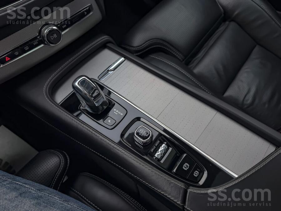 Balts Volvo XC90 2019 Jelgava, ar dzinēja tilpumu 2.00 L un nobraukumu 127 tūkst. km par 36995 €, foto 18 vietnē AUTOMOTO.COM.LV