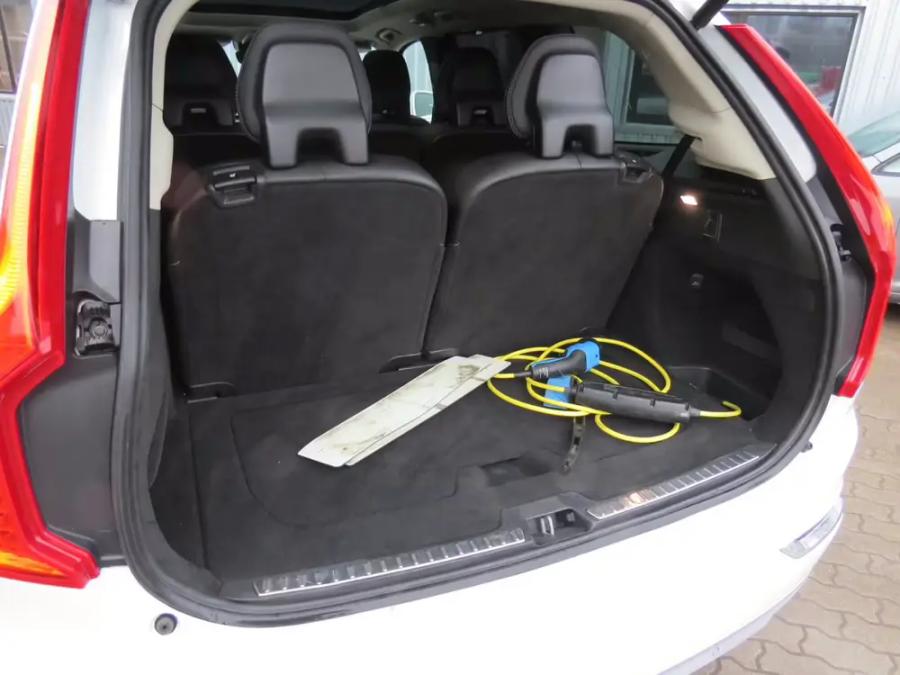 White Volvo XC90 2019 in Riga, with an engine capacity of 2.00 L and mileage of 260 thousand km for 20900 €, photo 22 on AUTOMOTO.COM.LV