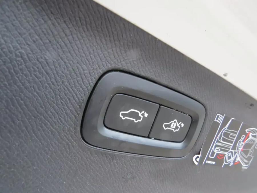White Volvo XC90 2019 in Riga, with an engine capacity of 2.00 L and mileage of 260 thousand km for 20900 €, photo 23 on AUTOMOTO.COM.LV