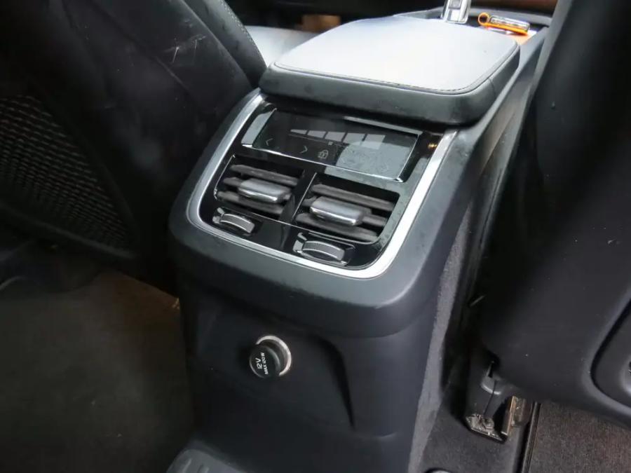 White Volvo XC90 2019 in Riga, with an engine capacity of 2.00 L and mileage of 260 thousand km for 20900 €, photo 25 on AUTOMOTO.COM.LV