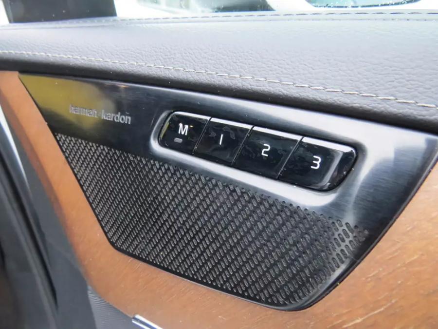 White Volvo XC90 2019 in Riga, with an engine capacity of 2.00 L and mileage of 260 thousand km for 20900 €, photo 29 on AUTOMOTO.COM.LV