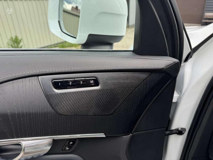 Balts Volvo XC90 2019 Alīta, ar dzinēja tilpumu 2.00 L un nobraukumu 139 tūkst. km par 29300 €, foto 22 vietnē AUTOMOTO.COM.LV