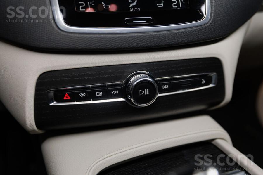 White Volvo XC90 2020 in Riga, with an engine capacity of 2.00 L and mileage of 193 thousand km for 28599 €, photo 14 on AUTOMOTO.COM.LV