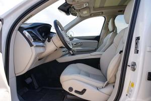 Balts Volvo XC90 2021 Marijampole, ar dzinēja tilpumu 2.00 L un nobraukumu 97 tūkst. km par 29950 €, foto 28 vietnē AUTOMOTO.COM.LV