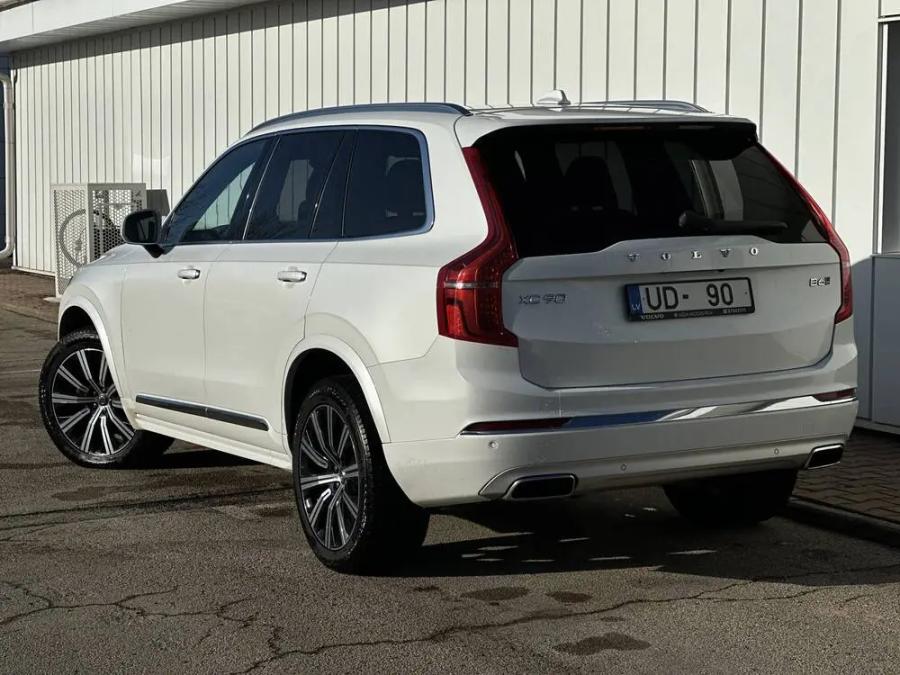 White Volvo XC90 2021 in Riga, with an engine capacity of 2.00 L and mileage of 114 thousand km for 36600 €, photo 4 on AUTOMOTO.COM.LV