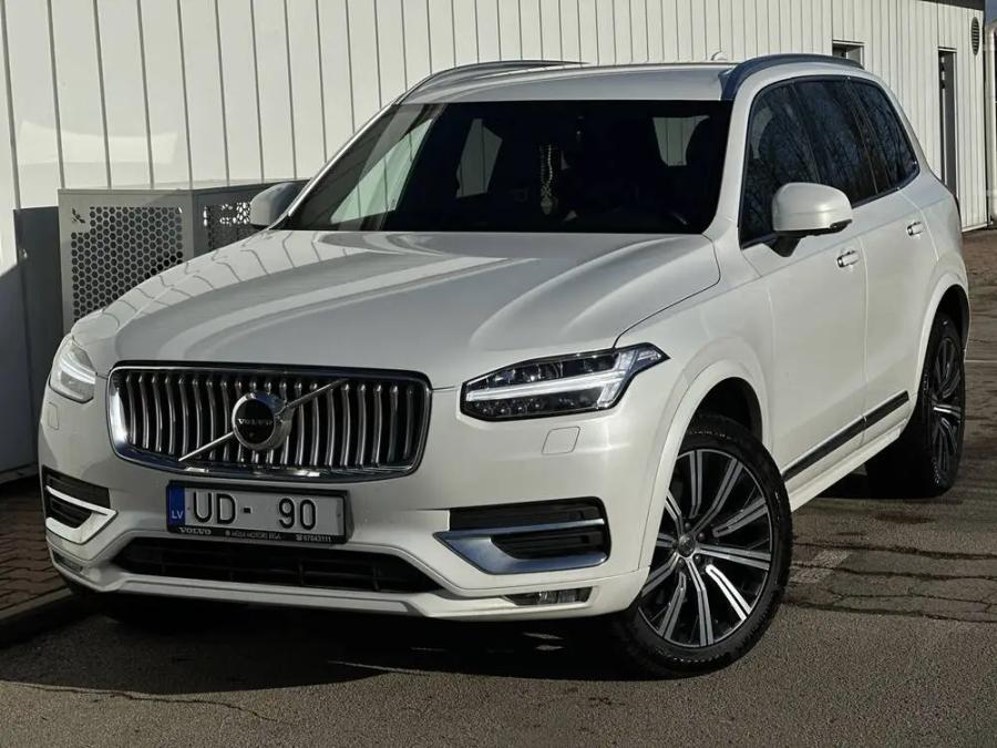 White Volvo XC90 2021 in Riga, with an engine capacity of 2.00 L and mileage of 114 thousand km for 36600 €, photo 5 on AUTOMOTO.COM.LV