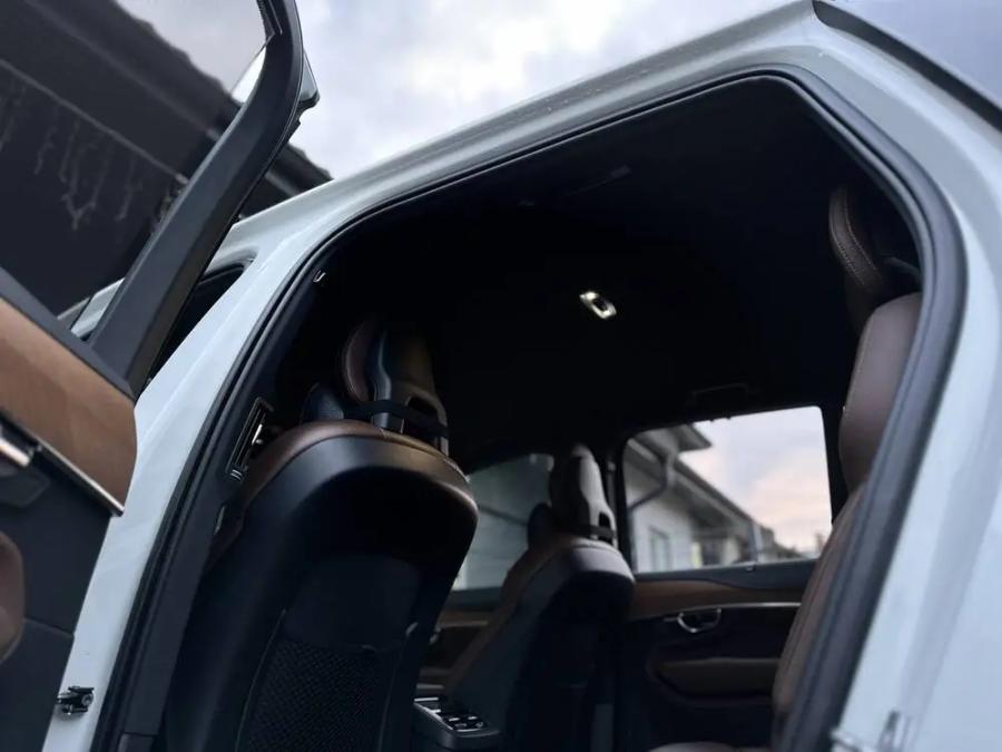 White Volvo XC90 2021 in Riga, with an engine capacity of 2.00 L and mileage of 114 thousand km for 36600 €, photo 15 on AUTOMOTO.COM.LV
