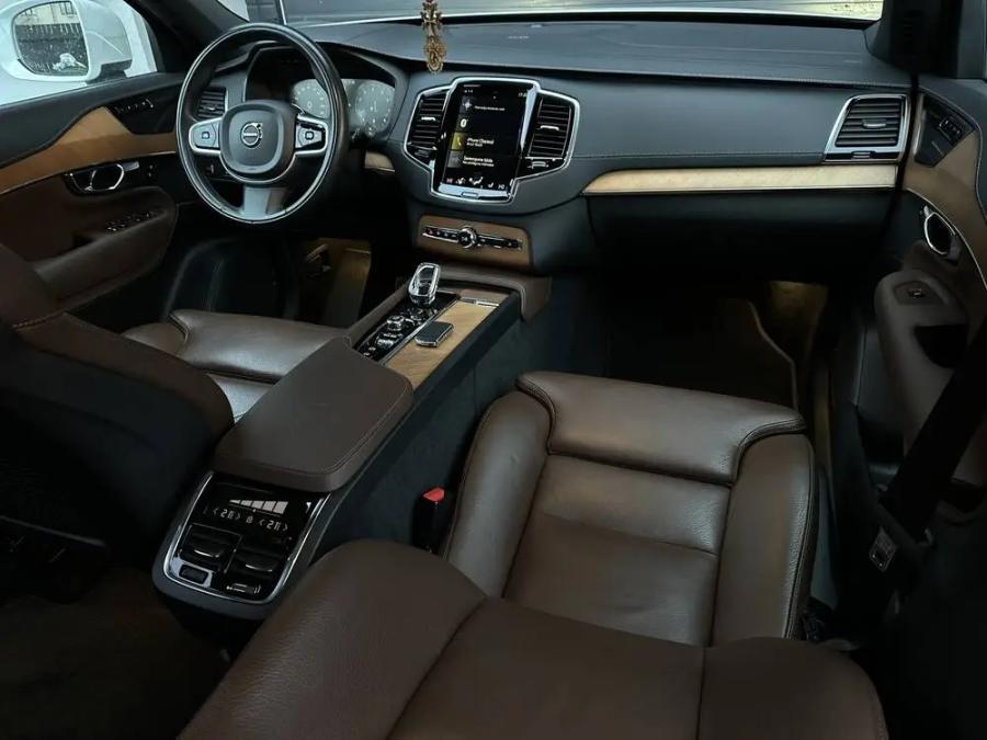 White Volvo XC90 2021 in Riga, with an engine capacity of 2.00 L and mileage of 114 thousand km for 36600 €, photo 16 on AUTOMOTO.COM.LV