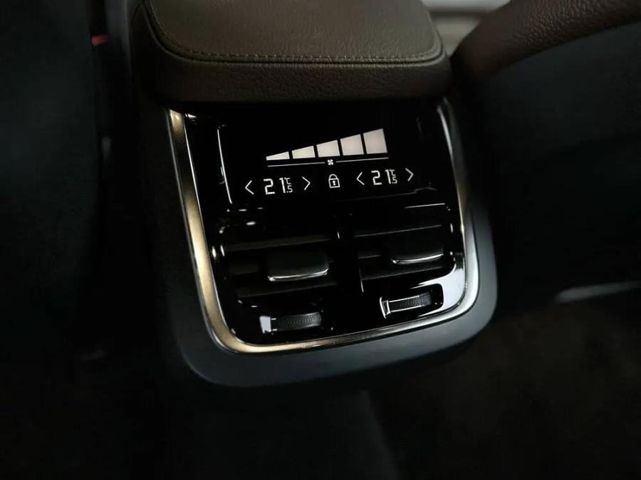 White Volvo XC90 2021 in Riga, with an engine capacity of 2.00 L and mileage of 114 thousand km for 36600 €, photo 27 on AUTOMOTO.COM.LV