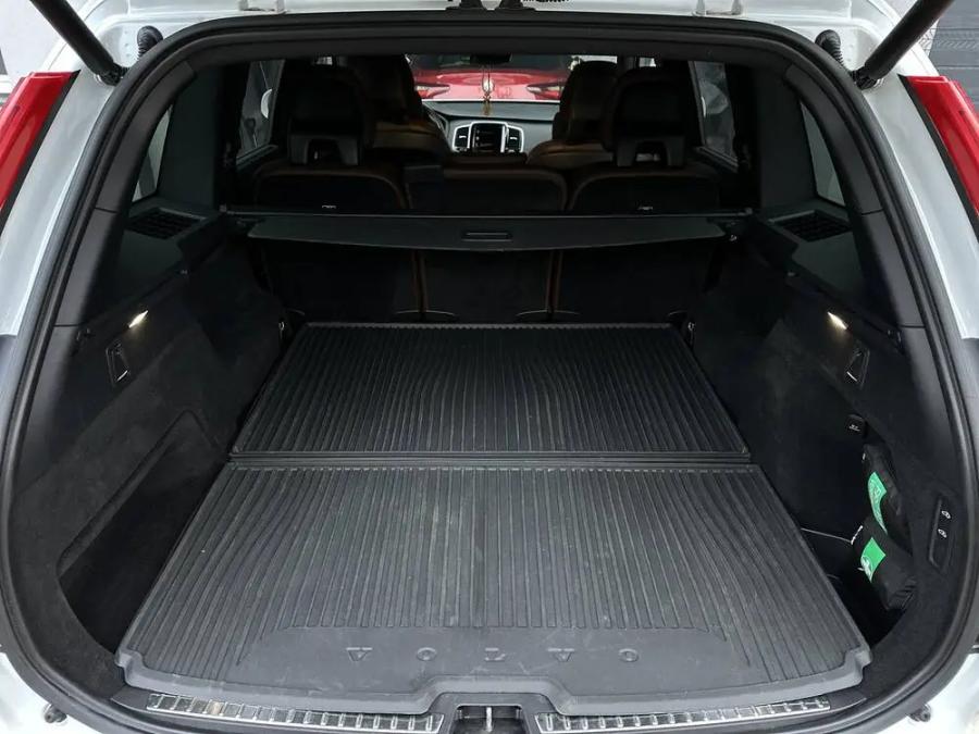 White Volvo XC90 2021 in Riga, with an engine capacity of 2.00 L and mileage of 114 thousand km for 36600 €, photo 28 on AUTOMOTO.COM.LV