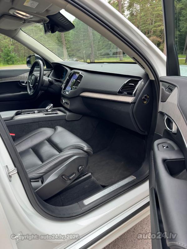 White Volvo XC90 2022 in Tallinn, with an engine capacity of 2.00 L and mileage of 74 thousand km for 49900 €, photo 10 on AUTOMOTO.COM.LV