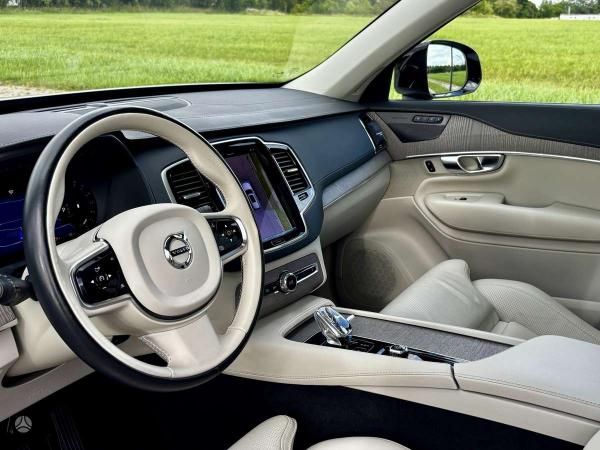 White Volvo XC90 2023 in Kaunas, with an engine capacity of 1.97 L and mileage of 70 thousand km for 45500 €, photo 8 on AUTOMOTO.COM.LV