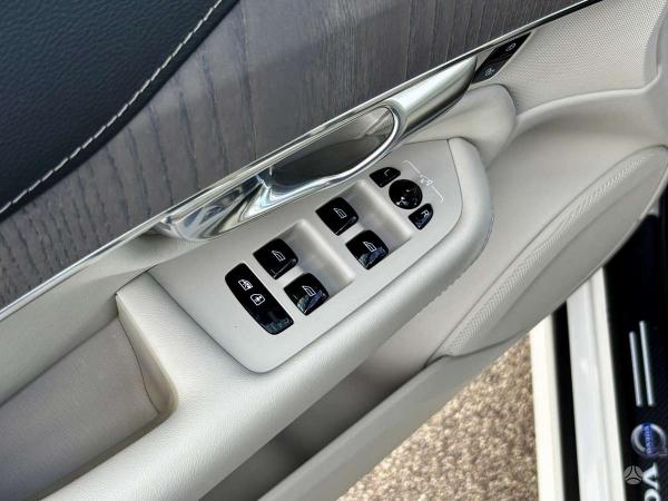 White Volvo XC90 2023 in Kaunas, with an engine capacity of 1.97 L and mileage of 70 thousand km for 45500 €, photo 10 on AUTOMOTO.COM.LV
