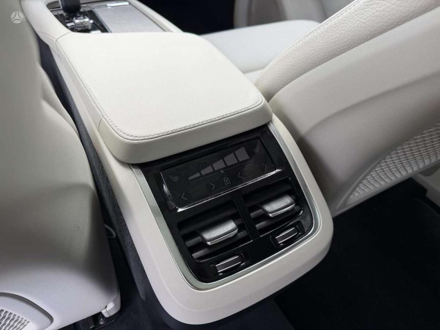 Balts Volvo XC90 2023 Šakiai, ar dzinēja tilpumu 1.97 L un nobraukumu 19 tūkst. km par 40800 €, foto 21 vietnē AUTOMOTO.COM.LV