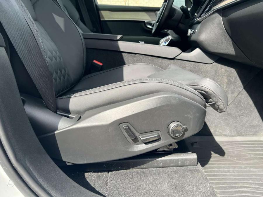 Balts Volvo XC90 2025 Kauņa, ar dzinēja tilpumu 1.97 L un nobraukumu 25 tūkst. km par 44900 €, foto 41 vietnē AUTOMOTO.COM.LV