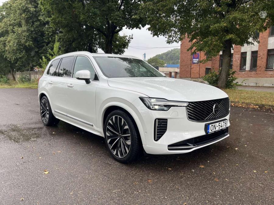 Balts Volvo XC90 2025 Kauņa, ar dzinēja tilpumu 1.97 L un nobraukumu 25 tūkst. km par 60900 €, foto 1 vietnē AUTOMOTO.COM.LV