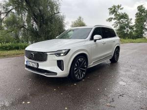 Balts Volvo XC90 2025 Kauņa, ar dzinēja tilpumu 1.97 L un nobraukumu 25 tūkst. km par 60900 €, foto 3 vietnē AUTOMOTO.COM.LV