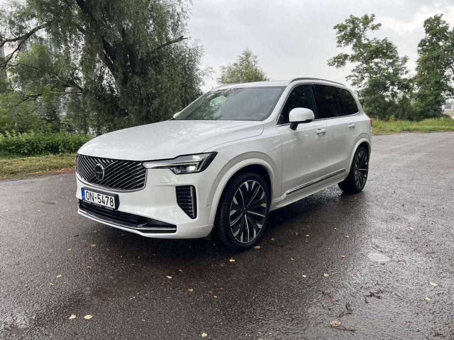 Balts Volvo XC90 2025 Kauņa, ar dzinēja tilpumu 1.97 L un nobraukumu 25 tūkst. km par 60900 €, foto 3 vietnē AUTOMOTO.COM.LV
