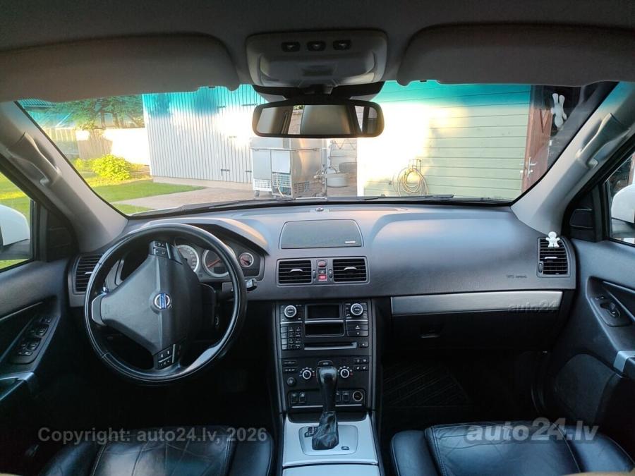 White Volvo XC90 2012 in Tallinn, with an engine capacity of 2.40 L and mileage of 300 thousand km for 8100 €, photo 3 on AUTOMOTO.COM.LV