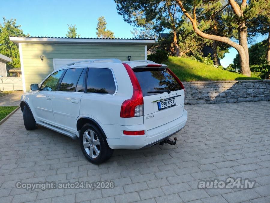 White Volvo XC90 2012 in Tallinn, with an engine capacity of 2.40 L and mileage of 300 thousand km for 8100 €, photo 6 on AUTOMOTO.COM.LV
