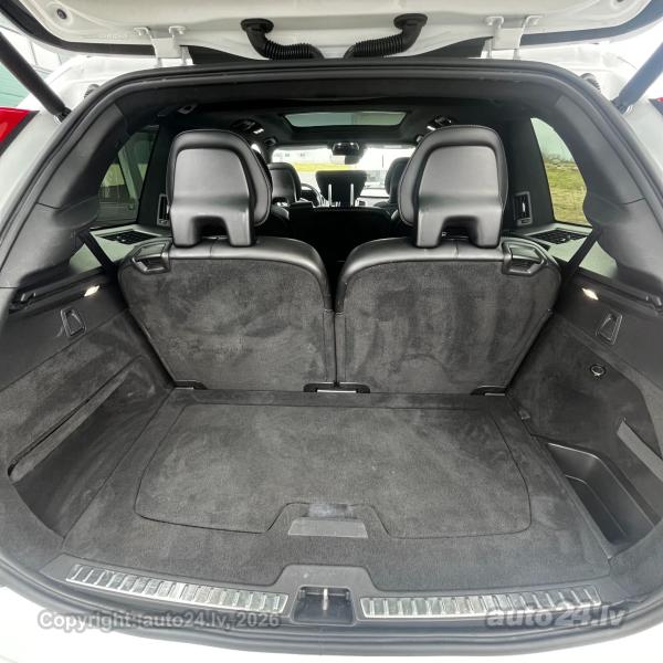 White Volvo XC90 2018 in Tallinn, with an engine capacity of 2.00 L and mileage of 111 thousand km for 33500 €, photo 9 on AUTOMOTO.COM.LV