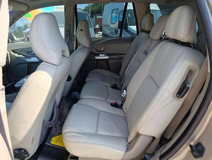 Yellow Volvo XC90 2005 in Vilnius, with an engine capacity of 2.40 L and mileage of 388 thousand km for 1600 €, photo 12 on AUTOMOTO.COM.LV