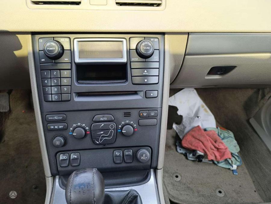 Yellow Volvo XC90 2005 in Vilnius, with an engine capacity of 2.40 L and mileage of 388 thousand km for 1600 €, photo 18 on AUTOMOTO.COM.LV