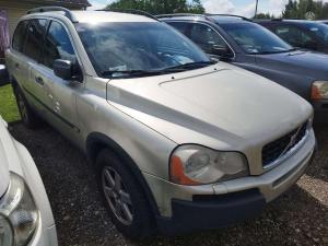 Yellow Volvo XC90 2006 in Utena, with an engine capacity of 2.40 L and mileage of 311 thousand km for 2500 €, photo 3 on AUTOMOTO.COM.LV