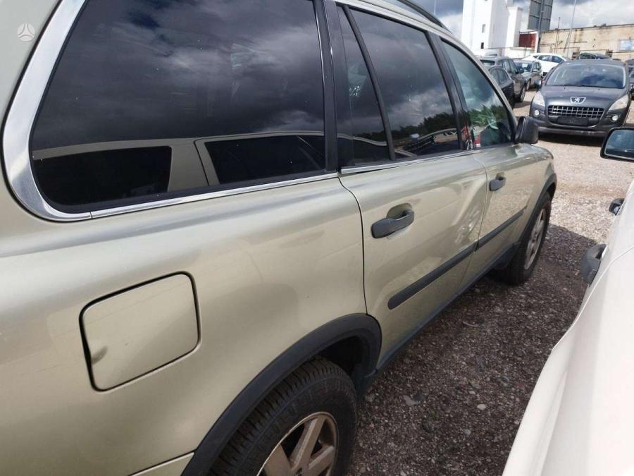 Yellow Volvo XC90 2006 in Utena, with an engine capacity of 2.40 L and mileage of 311 thousand km for 2500 €, photo 4 on AUTOMOTO.COM.LV