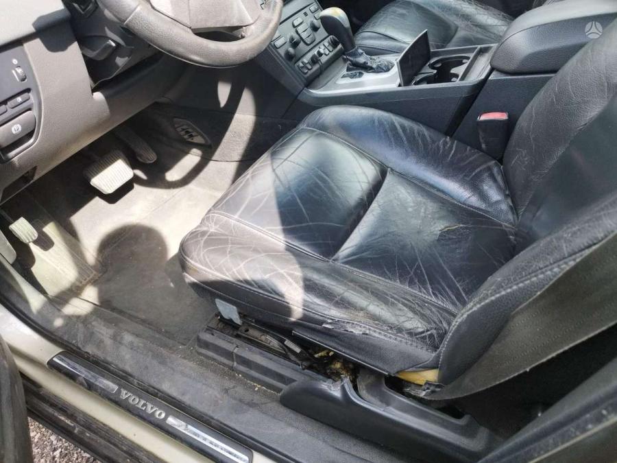 Yellow Volvo XC90 2006 in Utena, with an engine capacity of 2.40 L and mileage of 311 thousand km for 2500 €, photo 10 on AUTOMOTO.COM.LV