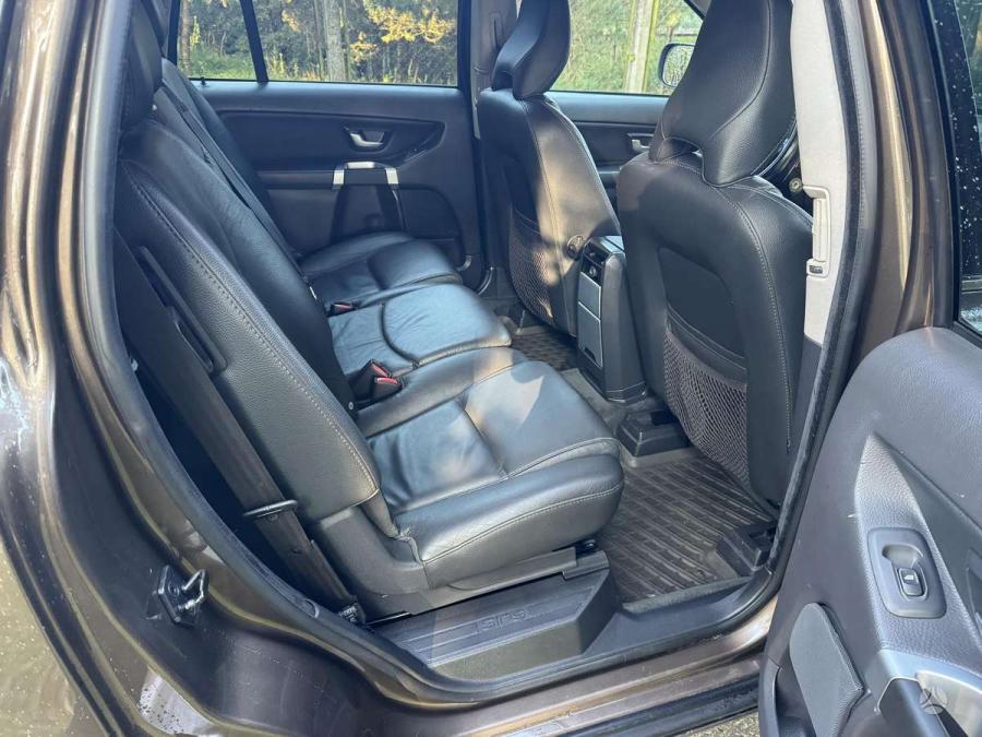 Yellow Volvo XC90 2014 in Vilnius, with an engine capacity of 2.40 L and mileage of 258 thousand km for 12700 €, photo 14 on AUTOMOTO.COM.LV