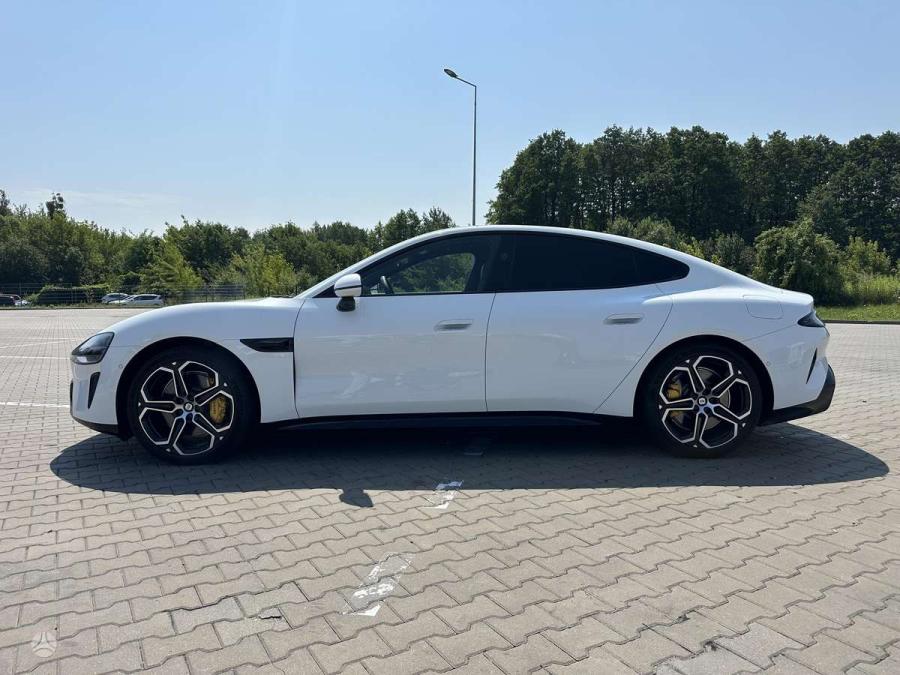 White Xiaomi SU7 2025 in Vilnius, with an engine capacity of 0.00 L and mileage of 17 thousand km for 59999 €, photo 3 on AUTOMOTO.COM.LV