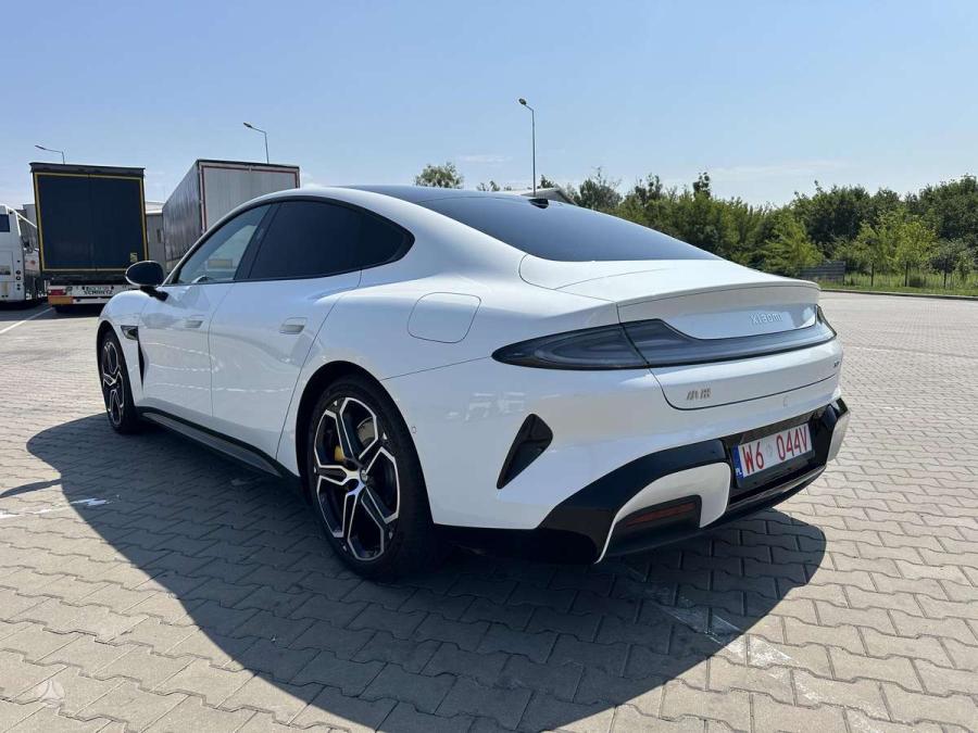 White Xiaomi SU7 2025 in Vilnius, with an engine capacity of 0.00 L and mileage of 17 thousand km for 59999 €, photo 9 on AUTOMOTO.COM.LV