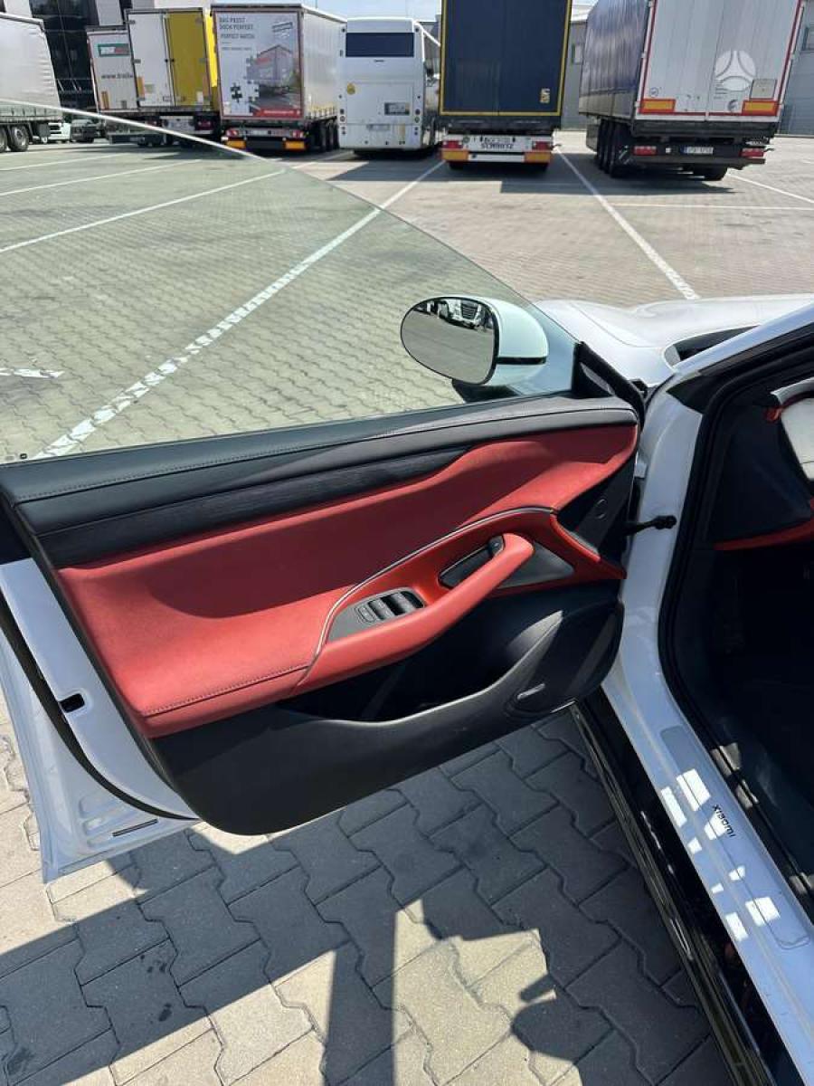 White Xiaomi SU7 2025 in Vilnius, with an engine capacity of 0.00 L and mileage of 17 thousand km for 59999 €, photo 11 on AUTOMOTO.COM.LV