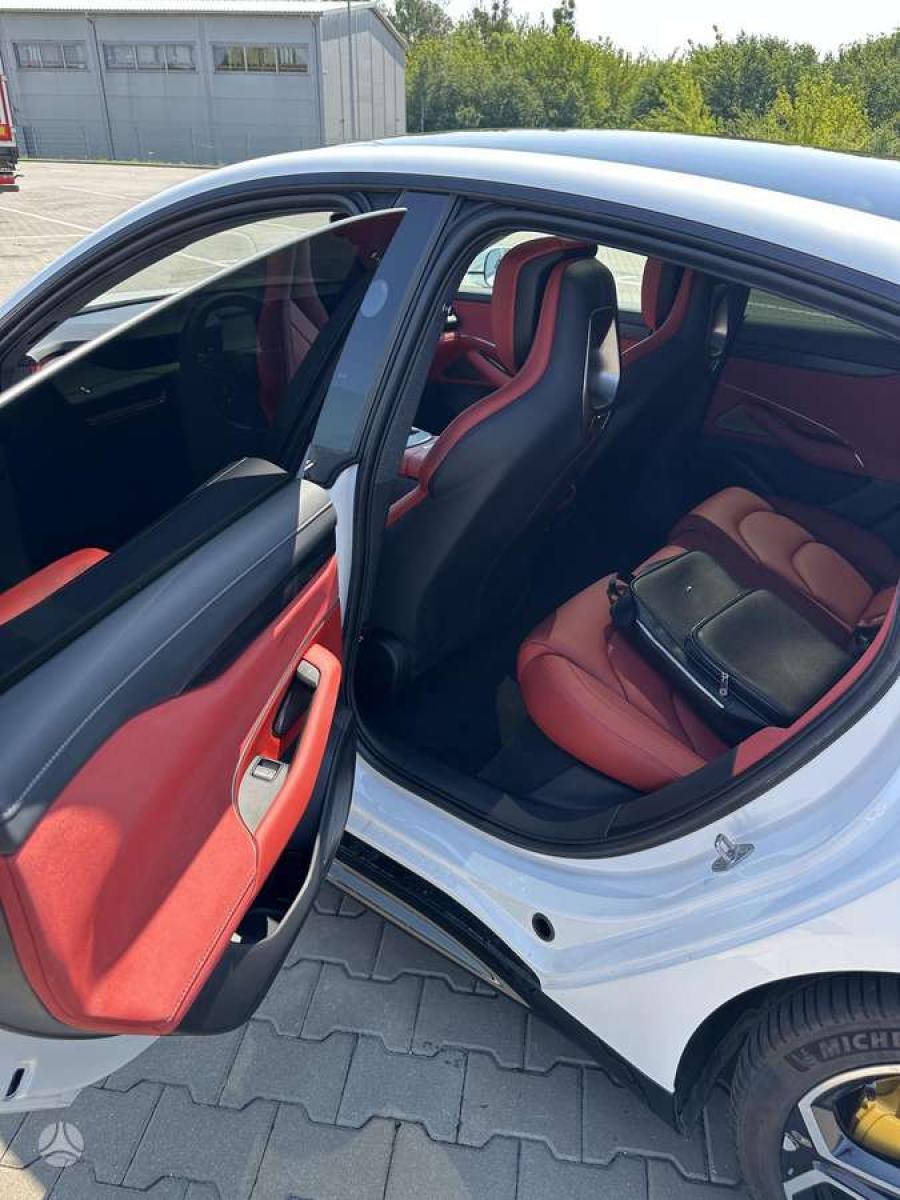 White Xiaomi SU7 2025 in Vilnius, with an engine capacity of 0.00 L and mileage of 17 thousand km for 59999 €, photo 12 on AUTOMOTO.COM.LV