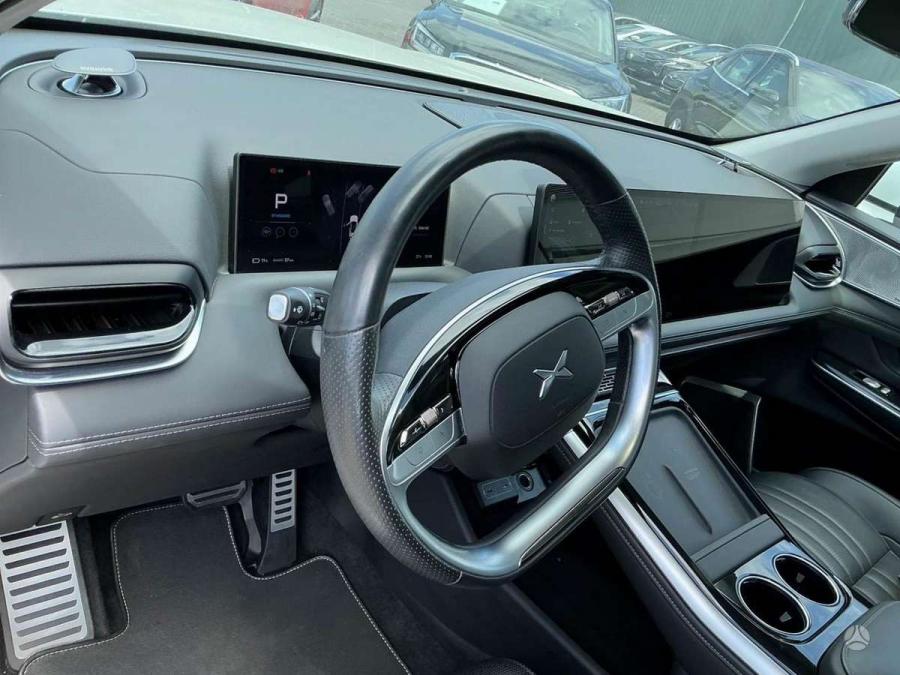 White Xpeng G9 2024 in Vilnius, with an engine capacity of 0.00 L and mileage of 41 thousand km for 56444 €, photo 8 on AUTOMOTO.COM.LV